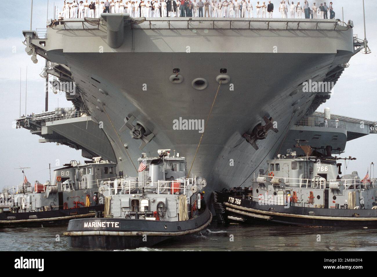 Der nuklearbetriebene Flugzeugträger USS DWIGHT D. EISENHOWER (CVN-69 ...