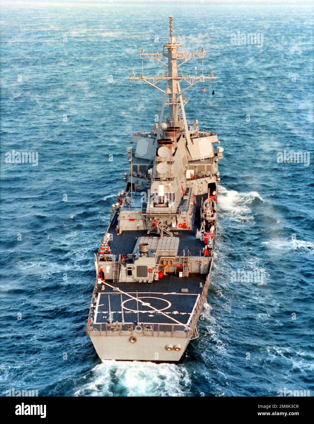 Ein hoch schräges Sichtfeld auf den Raketenzerstörer USS PAUL HAMILTON ...