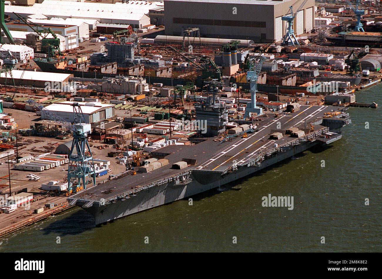 Ein Luftbogenblick des nuklearbetriebenen Flugzeugträgers USS ...