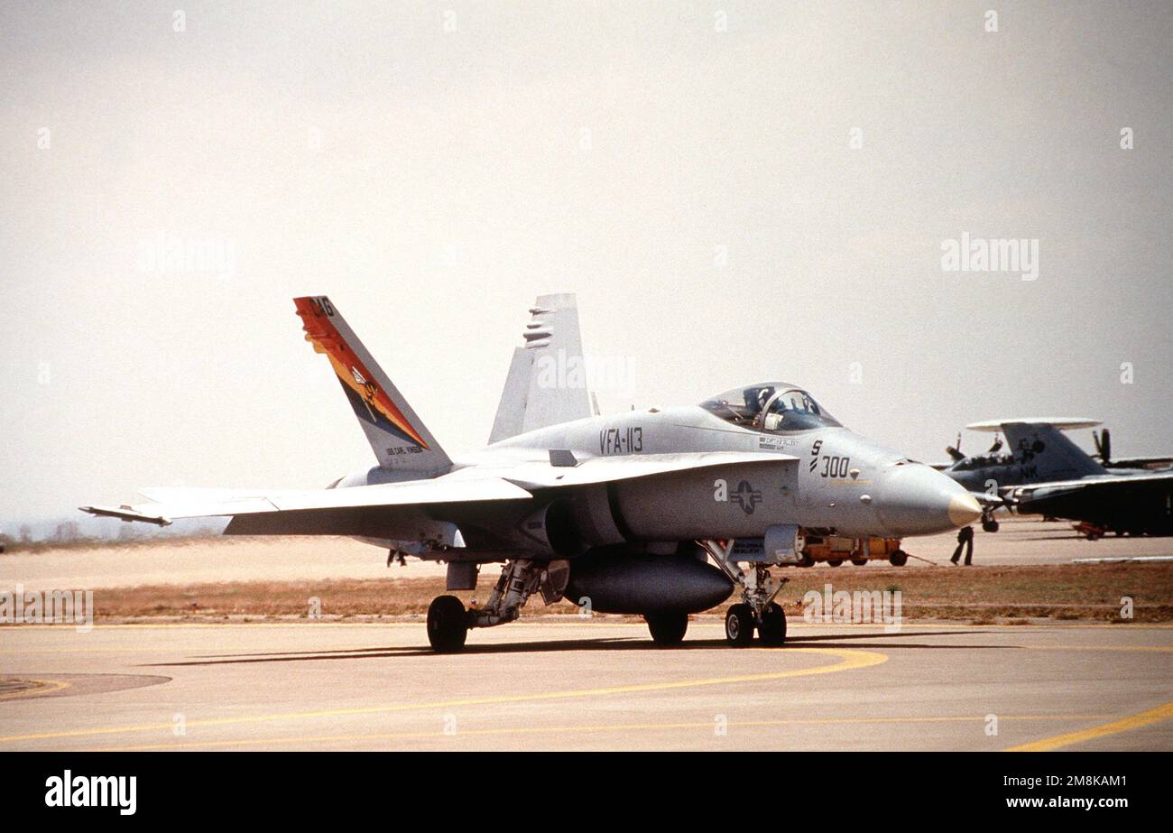 CMDR. Garry White, ein F/A-18 Hornet-Pilot vom Strike Fighter Squadron ...