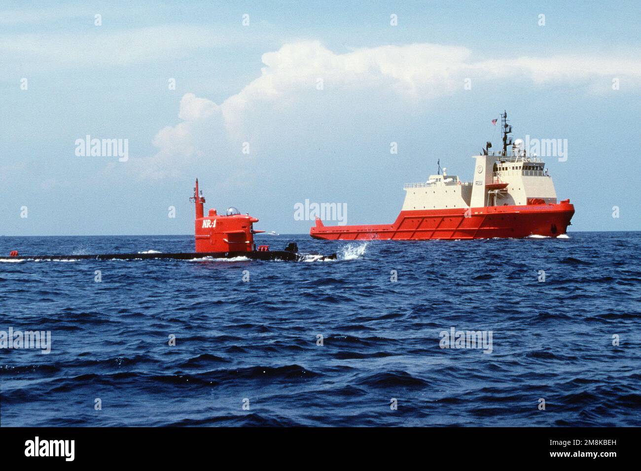 Das Depotschiff USNS Carolyn Chouest und das nuklearbetriebene ...