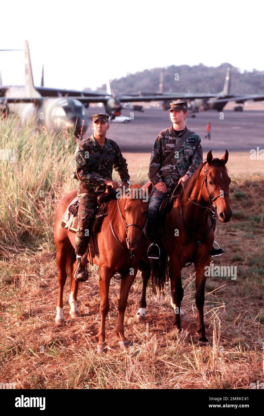 USAF SENIOR AIRMAN (SRA) David B. DeRamus und SRA Melissa Adams ...
