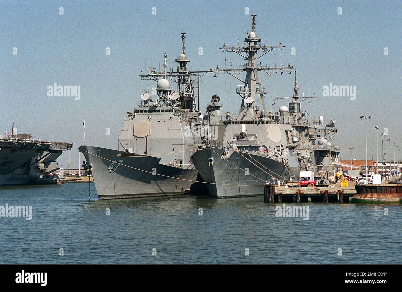 Backbordbogenansicht des Lenkraketenkreuzers USS TICONDEROGA (CG-47 ...