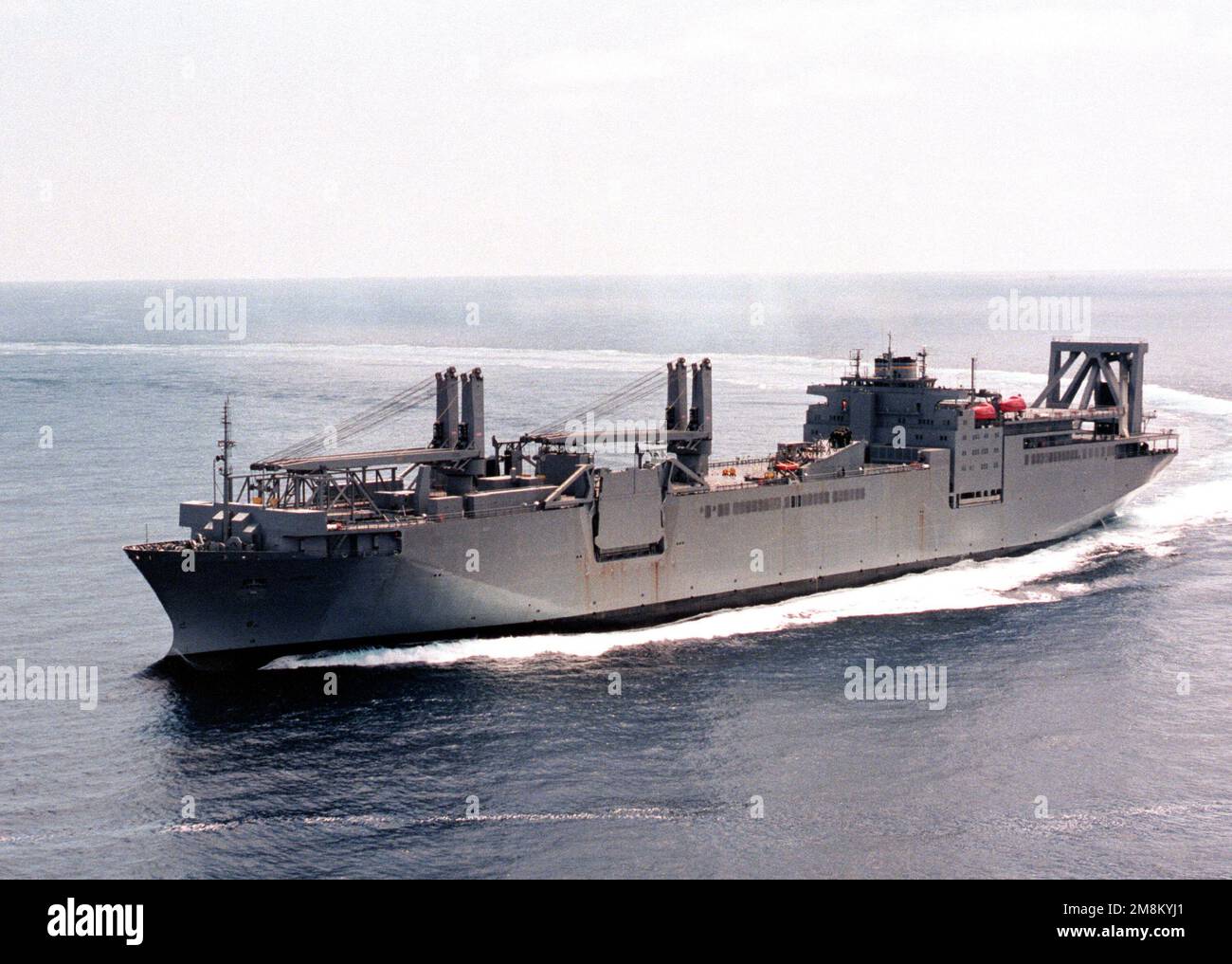 Eine Hafenansicht nach vorn auf das Transportschiff USNS SHUGHART (T ...