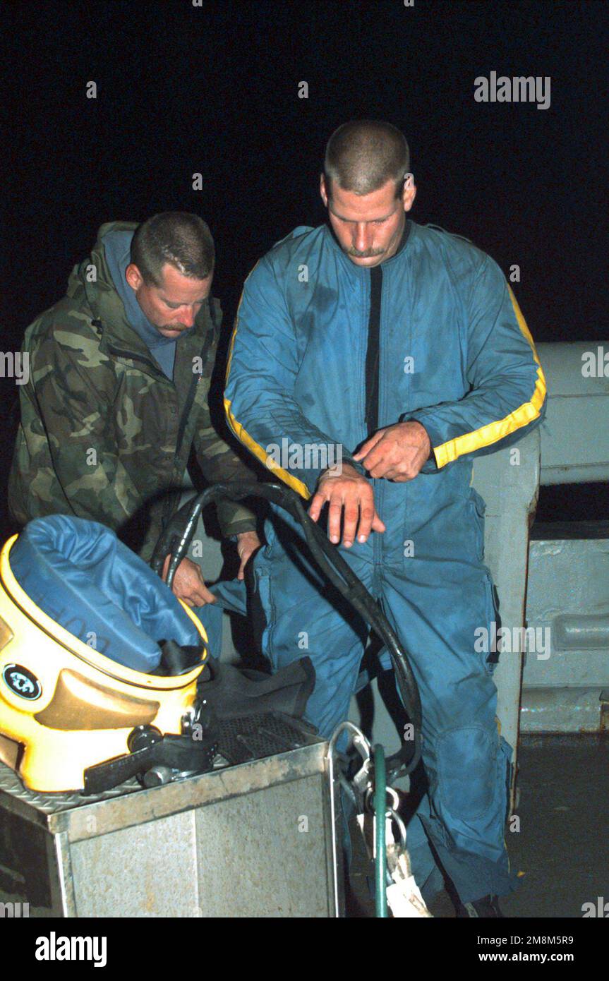 US Navy Hull Technician 1. Klasse Patrick Wheeler (rechts), passt die ...