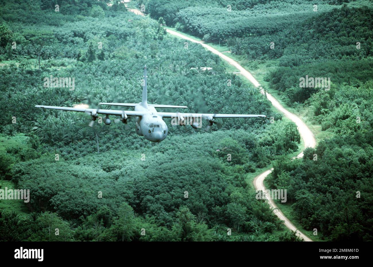 Ein C-130 Hercules vom 374. Airlift Wing, Yokota, Japan, übersät die ...