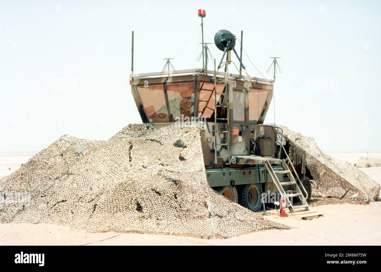 Der TSW -7 Mobile Tower wird von Mitgliedern der 5. Combat Communications Group des ...