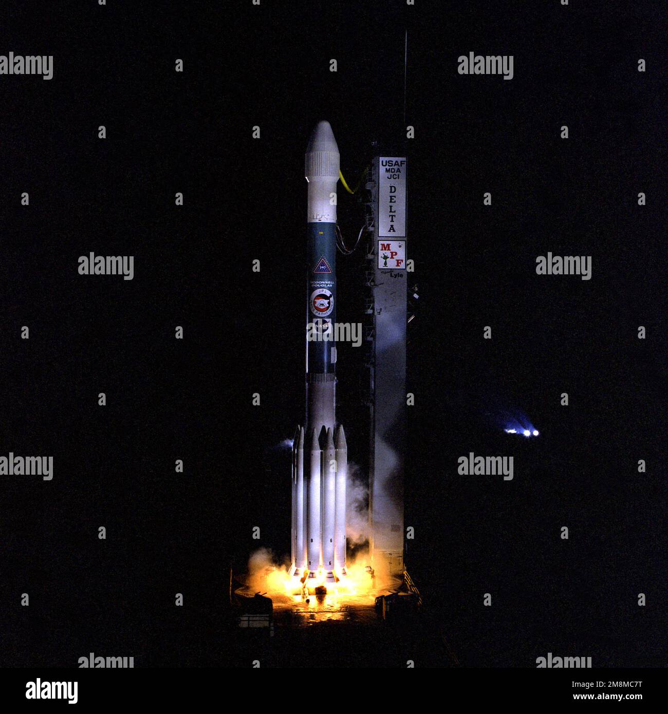 Ein McDonnell Douglas DELTA II Space Launch-Fahrzeug startete ...