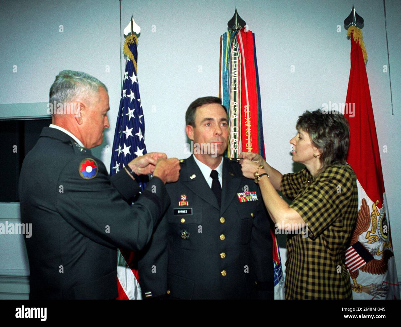 GENERAL Dennis J. Reimer, GENERALSTABSCHEF der Armee (links), legt ...