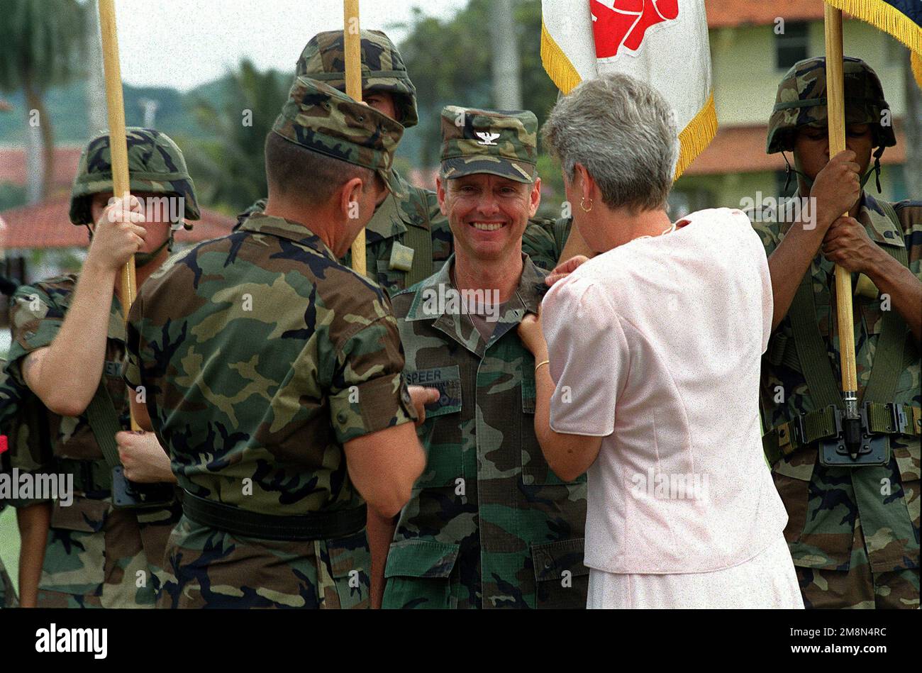 Der neu ausgewählte BGEN Gary D. Speer (Zentrum, mit dem Deckblatt des ...