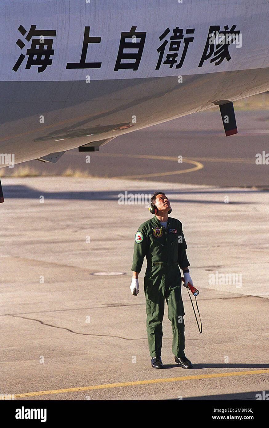 Ein JMSDF-Flugpersonal (Japan Maritime Self Defense Force) inspiziert ...