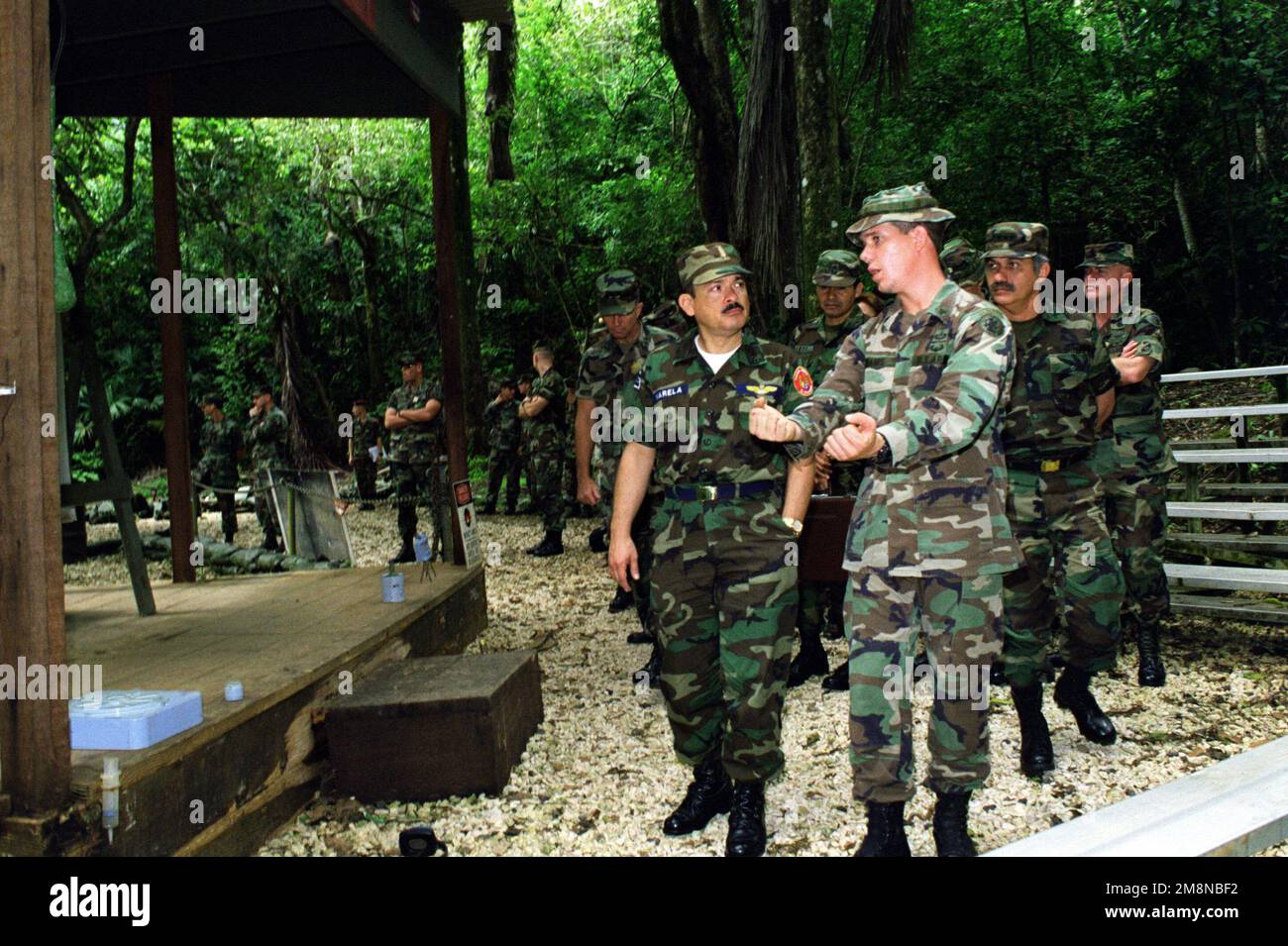 US Army Sergeant Jeffrey Adams (rechts, mit ausgestreckten Armen ...