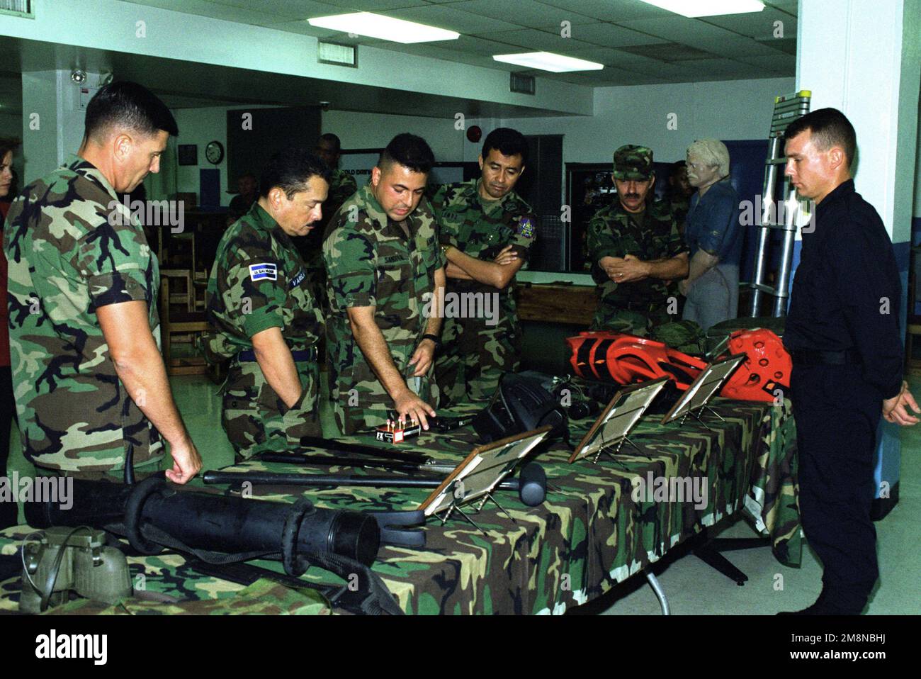 US Army Sergeant First Class Mario Sandoval (Zentrum mit Hand am Tisch ...