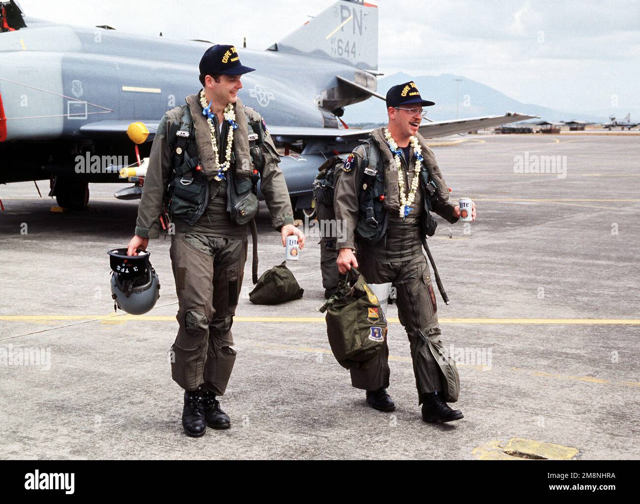 HAUPTMANN. Bill Miller und CAPT. J.R. Foster, Pilot und ...