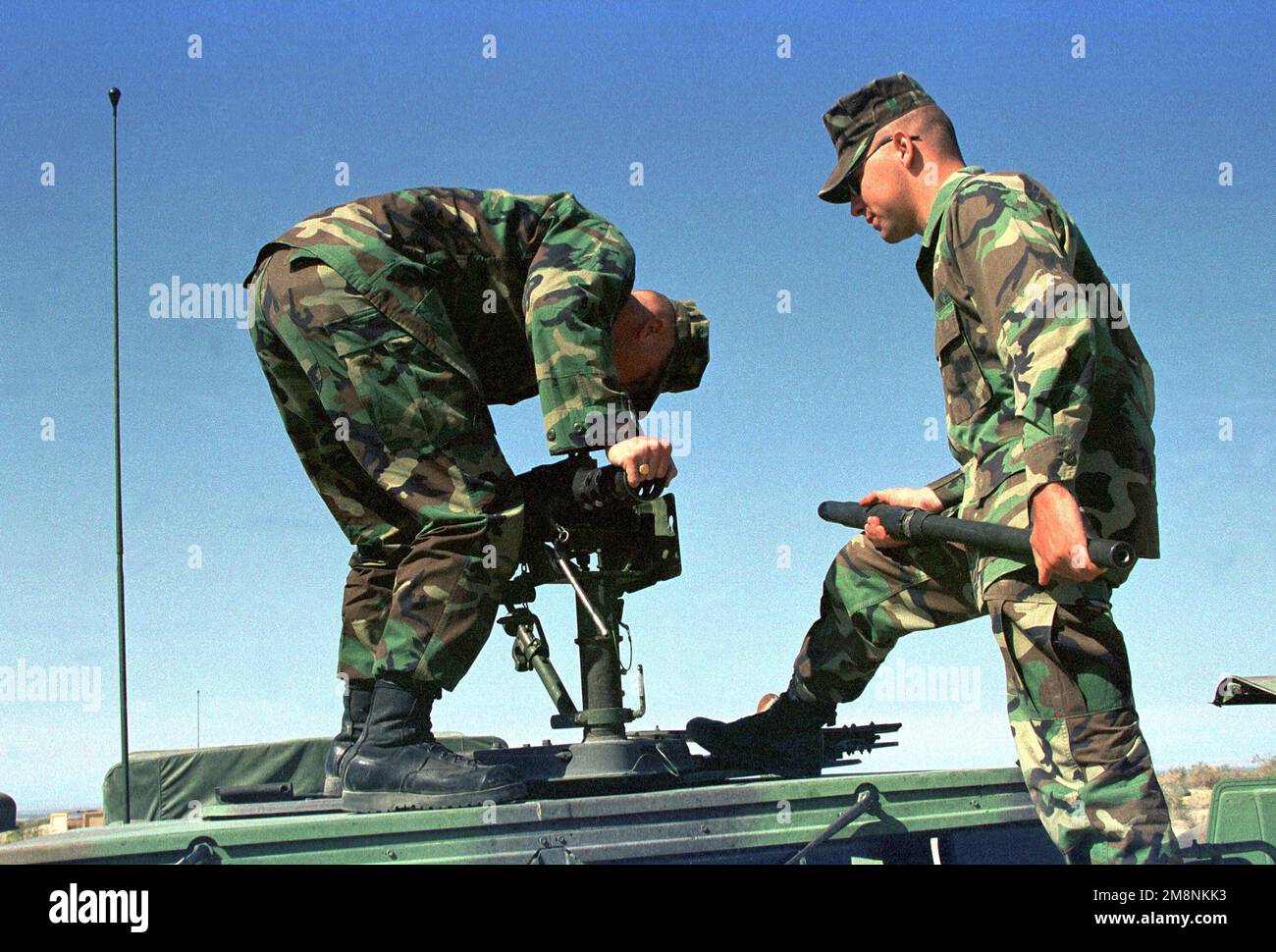 Marines des 371 (MWSS-371) Motor Transport Platoon bauen eine m2 .50-mm ...