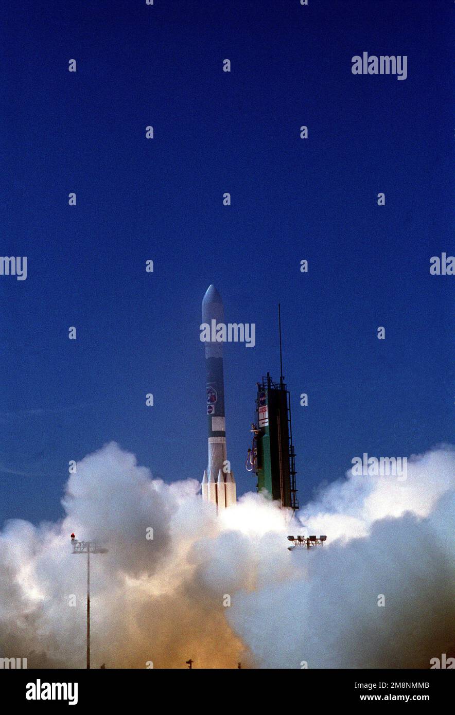 Eine Boeing Delta II Rakete hebt ab vom Raumkomplex 2, Vandenberg Air ...