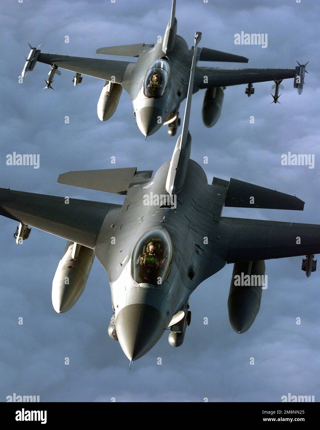 Zwei US Air Forces Europe F-16Cs fliegen in Formation während einer ...