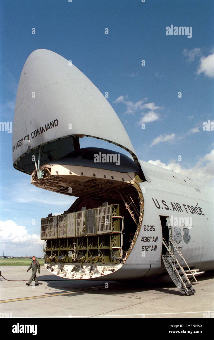 Eine C-5B Galaxy von 436. Airlift Wing, Dover, Delaware, sitzt mit ...