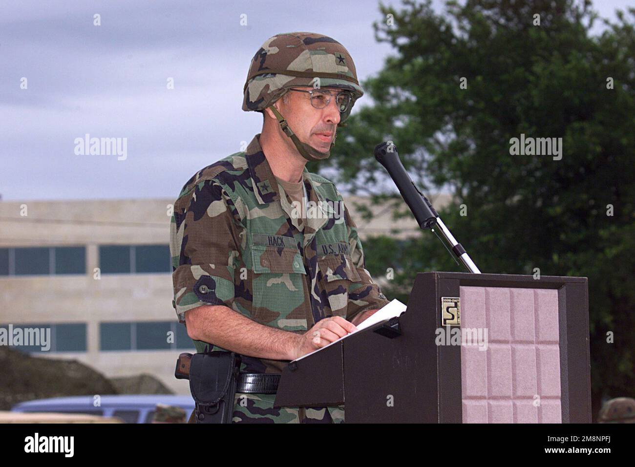 US Army Brigadegeneral Richard A. Hack, scheidender Befehlshaber des 13 ...