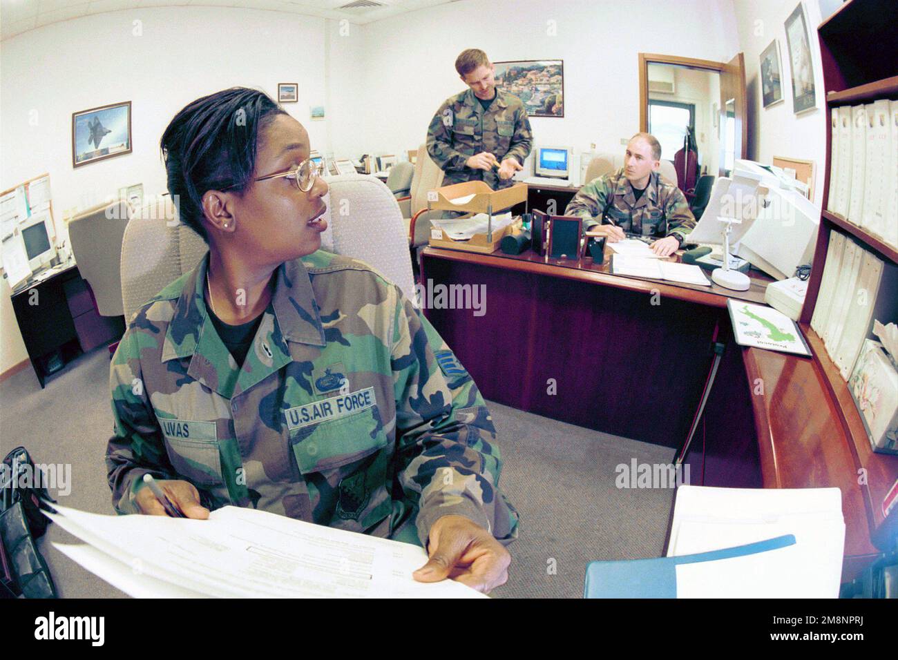STAFF Sergeant (SSGT) Lisa im Protokollbüro mit SSGT Jose Del Rio-Soto ...