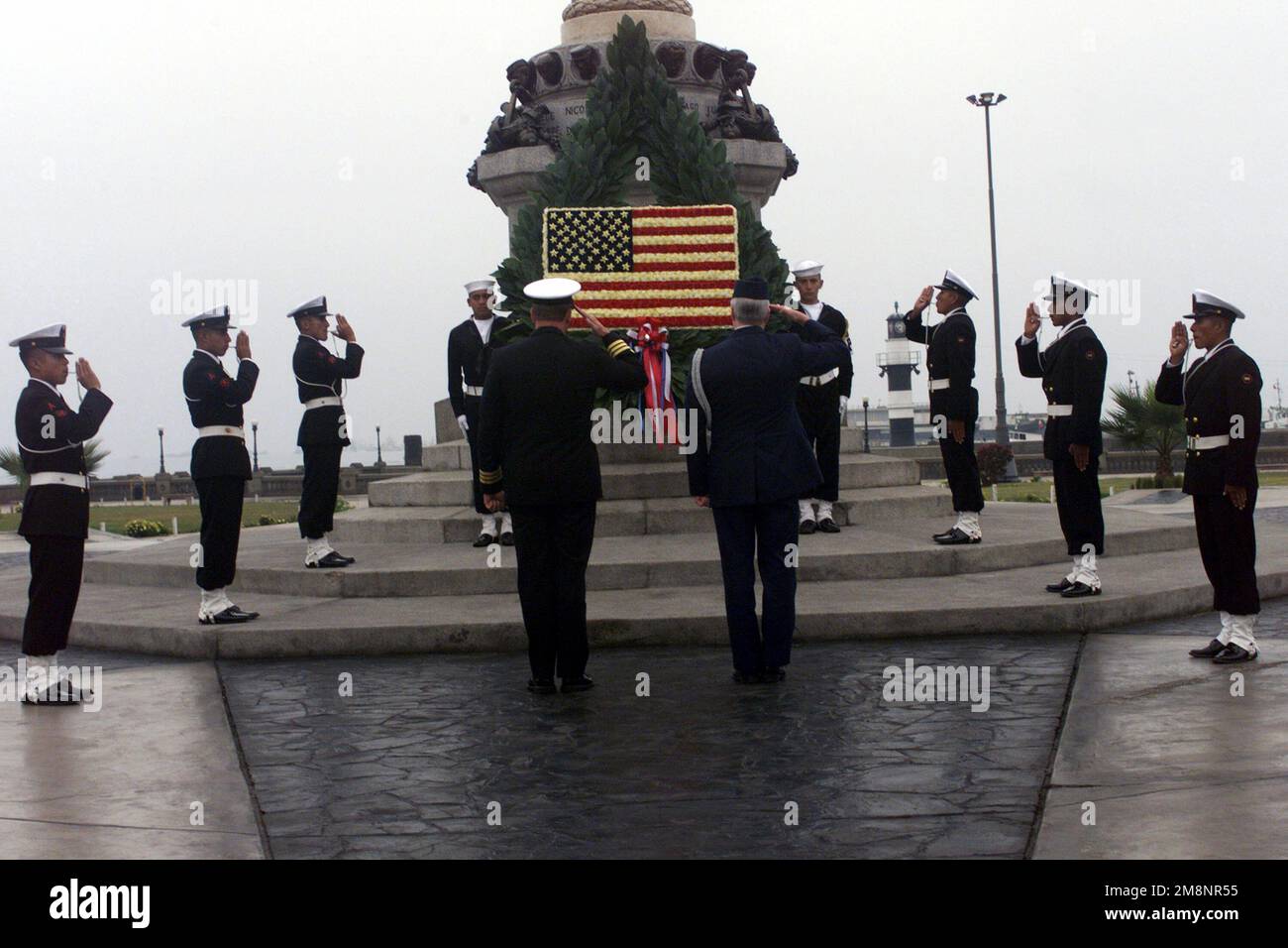 Amerikanische Militärs legten einen Kranz an die Statue von Admiral ...