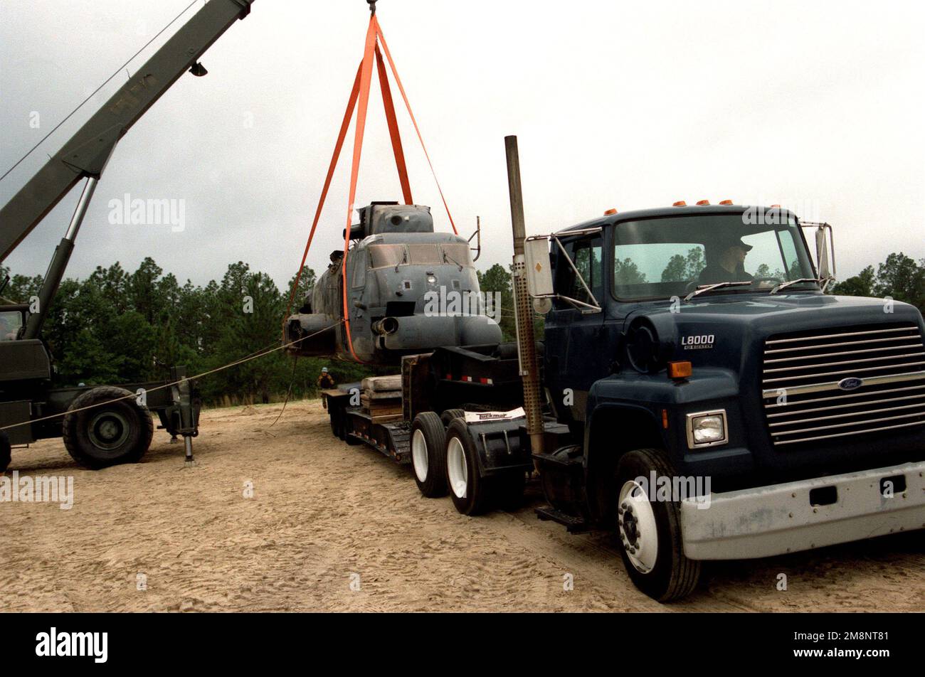 SENIOR AIRMAN David Brigham (im Traktor) vom 43. Transportation ...