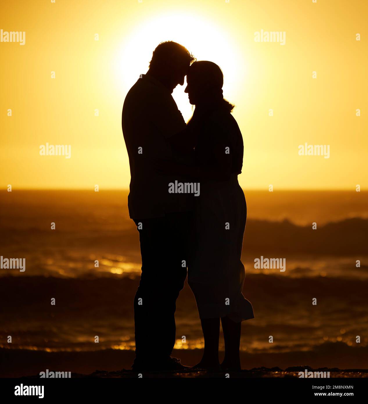 Reife Ehepaare, die ihre Köpfe zusammenlegen. Silhouette eines ...