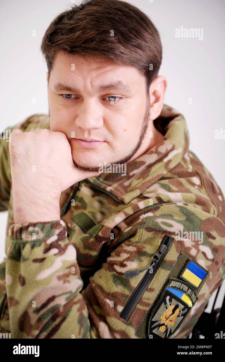 Der ukrainische Soldat lehnte sich an seine Hand und dachte, er schaue ...