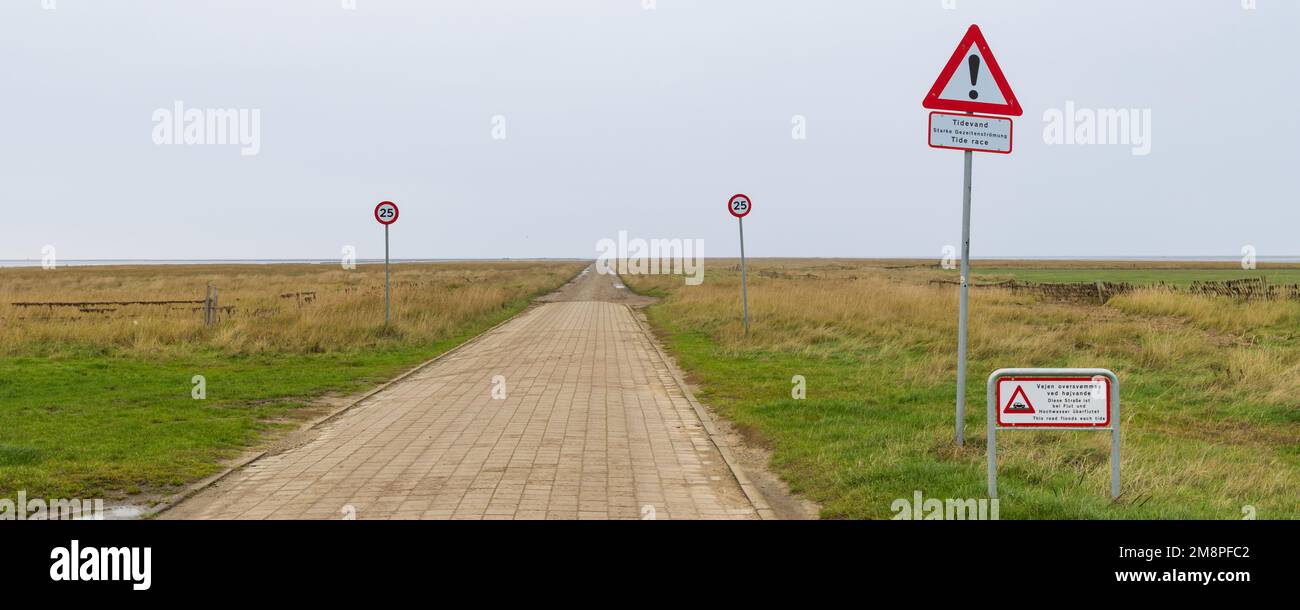 Mando, Dänemark - 15. November 2022: Stopp- und Warnschilder auf der ...