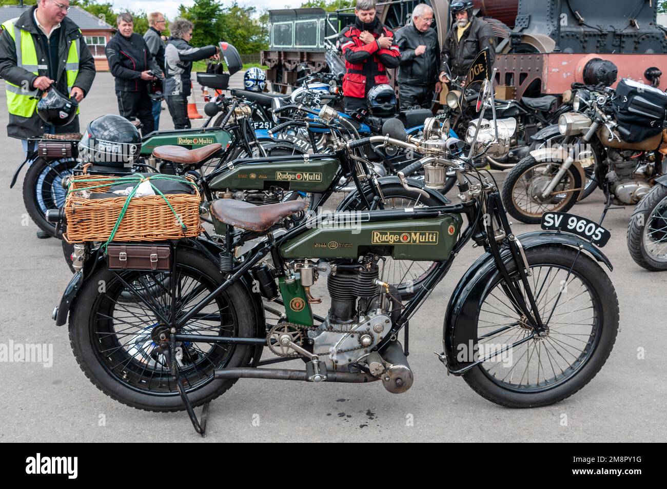 Vintage motorcycle club meet -Fotos und -Bildmaterial in hoher Auflösung – Alamy