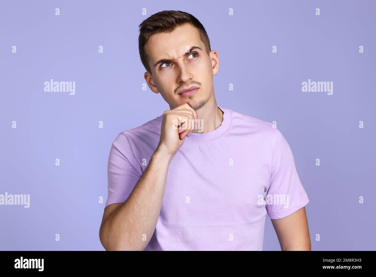 Ein rücksichtsvoller Mann, der die Arme zusammengeklappt hält und das ...