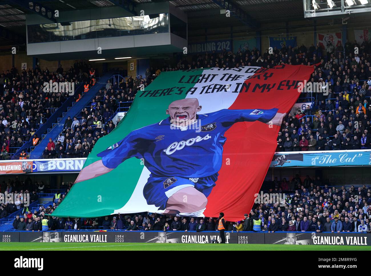 Ein Banner in der Tribüne zu Ehren des verstorbenen Gianluca Vialli vor ...
