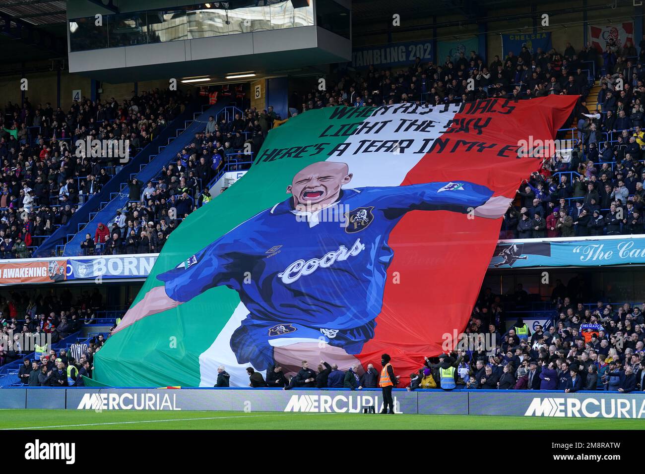 Ein Banner in den Tribünen zu Ehren des verstorbenen Gianluca Vialli ...
