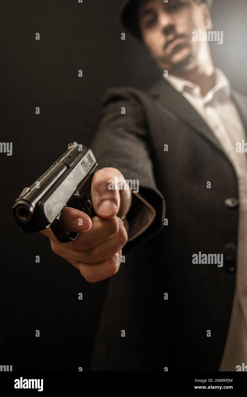 Ein alter Gangster mit einer Waffe in der Hand Stockfotografie - Alamy