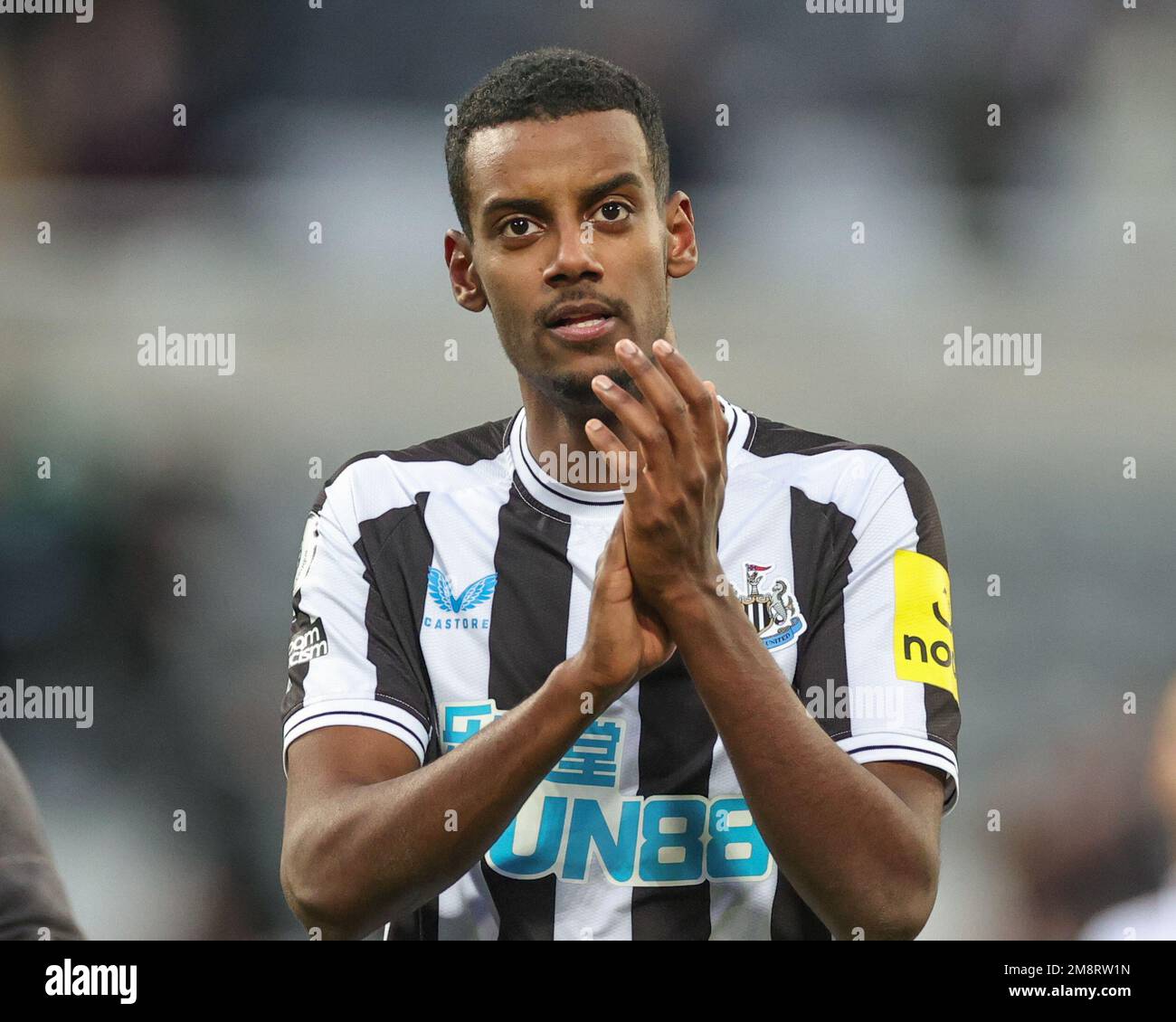 Alexander Isak #14 von Newcastle United applaudiert den Heimfans nach ...