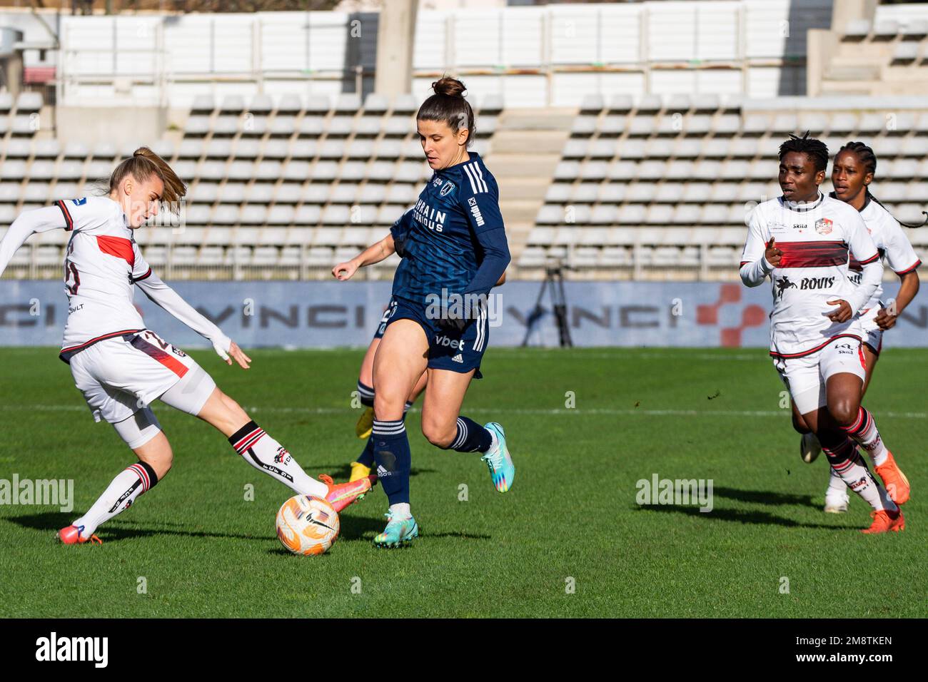Julie Piga vom FC Fleury 91 und Mathilde Bourdieu vom Pariser FC ...