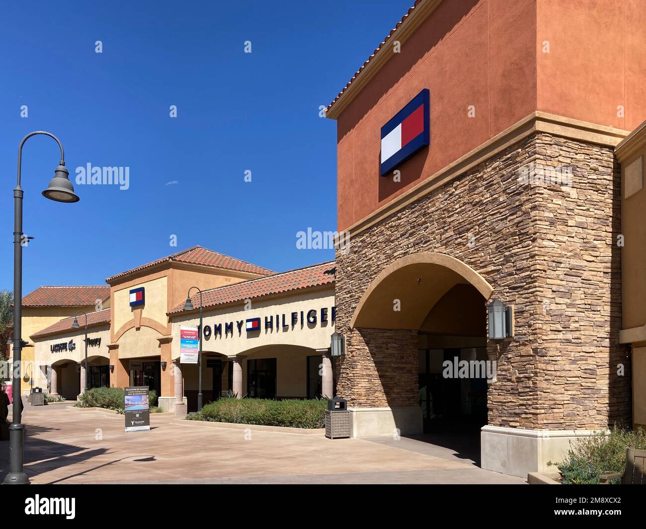 Tommy Hilfiger Schild Logo auf der Fassade des Geschafts in der Desert Hills Premium Outlets Mall Cabazon Kalifornien USA 2022 Stockfotografie Alamy