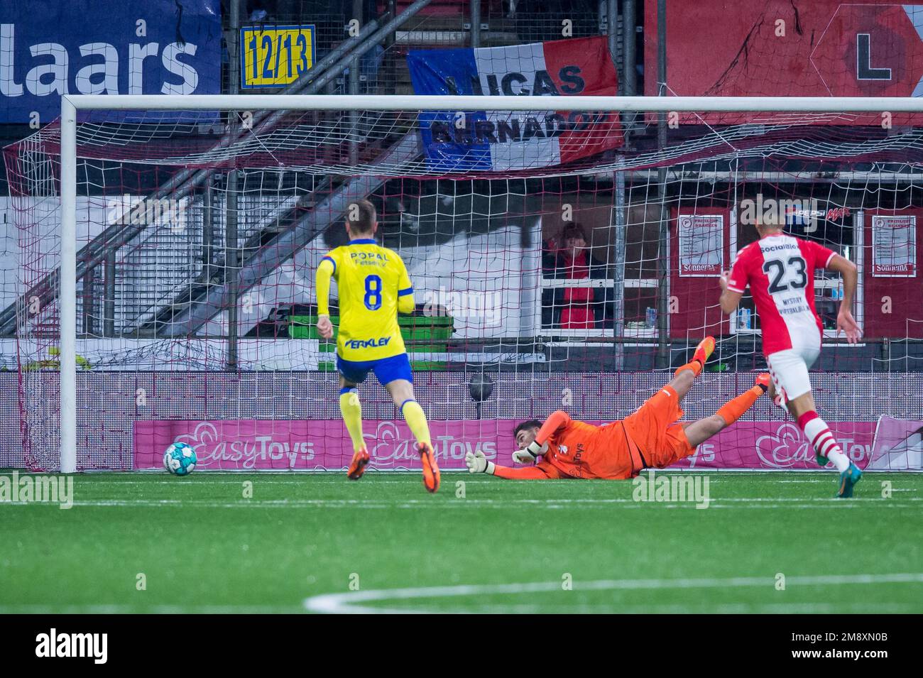 EMMEN – Torwart des FC Emmen Mickey van der Hart während des ...