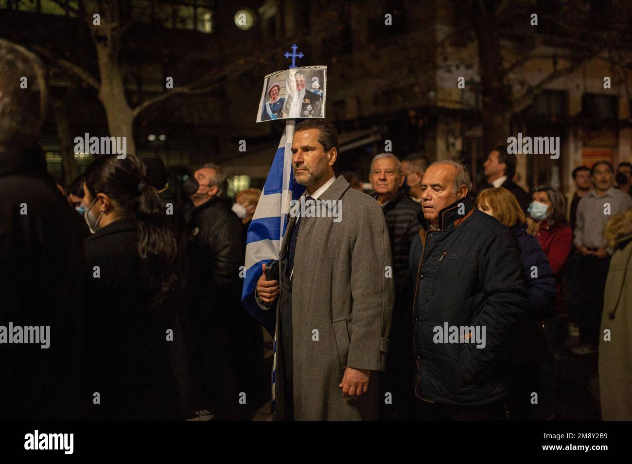 Athen, Griechenland. 16. Januar 2023. Die Bürger warten vor der Kirche St. Eleutherios neben der ...