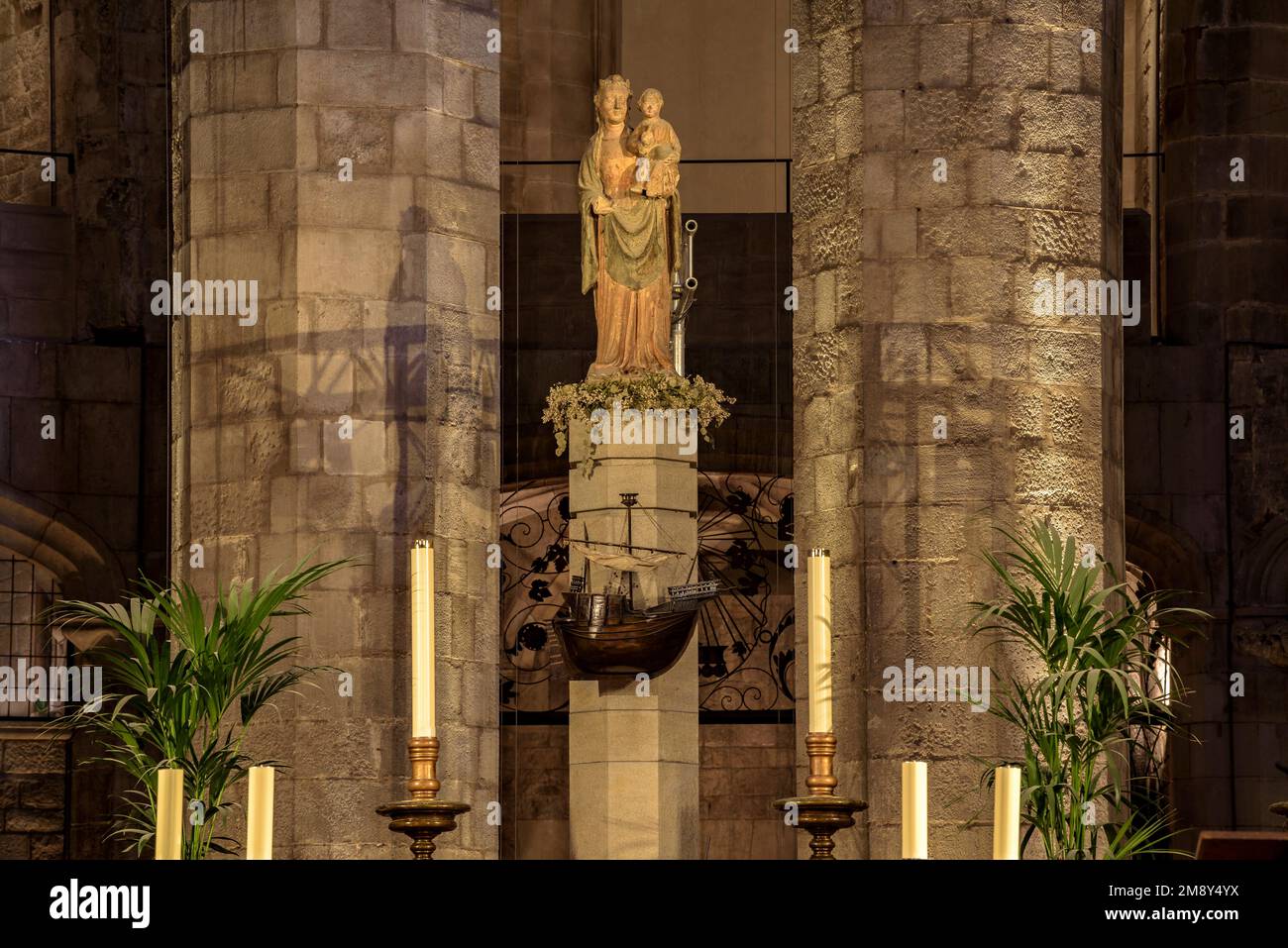 Skulptur der Jungfrau Maria auf dem Altar der Basilika Santa Maria del Mar (Barcelona ...