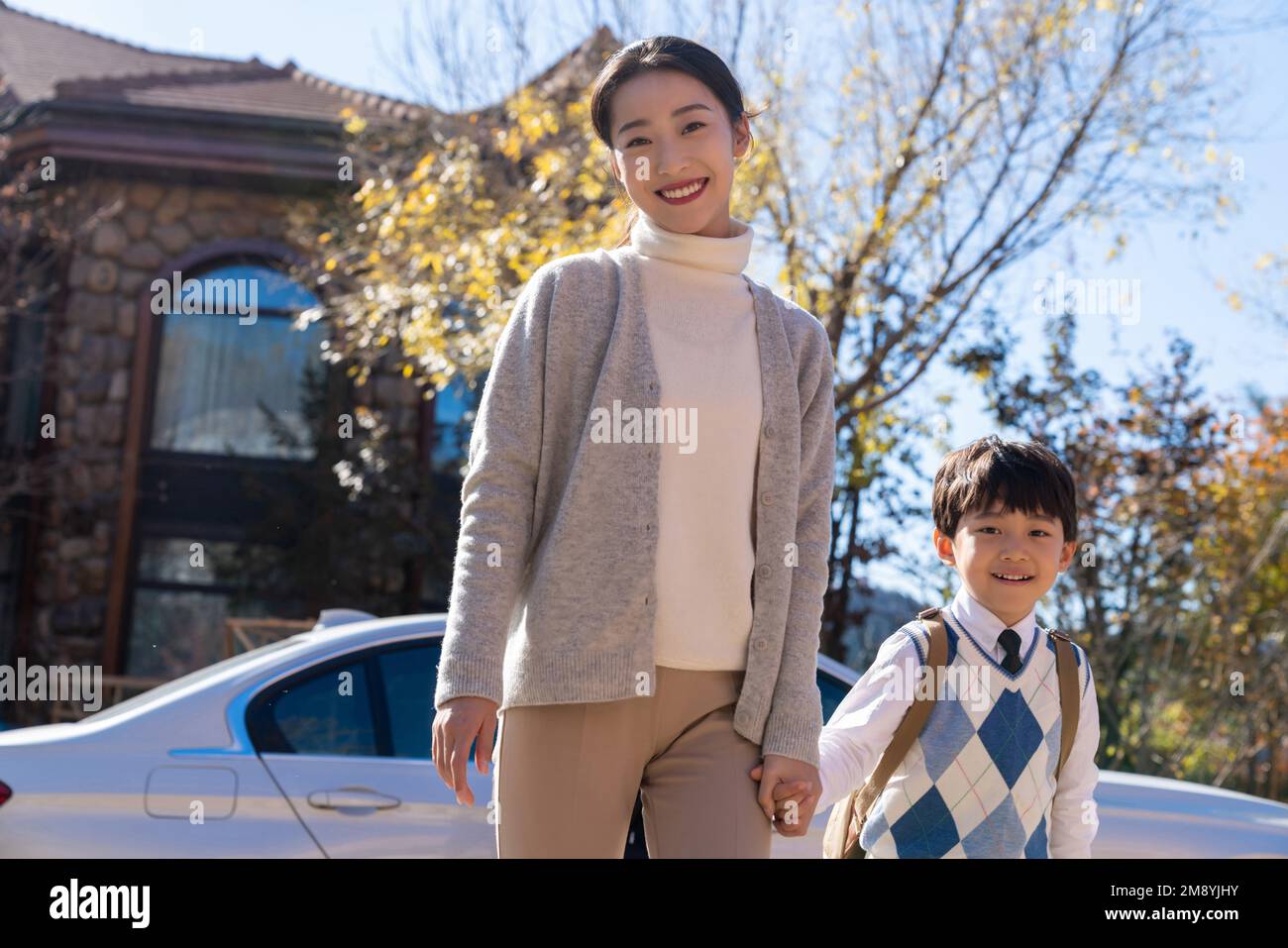 Die junge Mutter holt die Kinder von der Schule ab Stockfotografie - Alamy