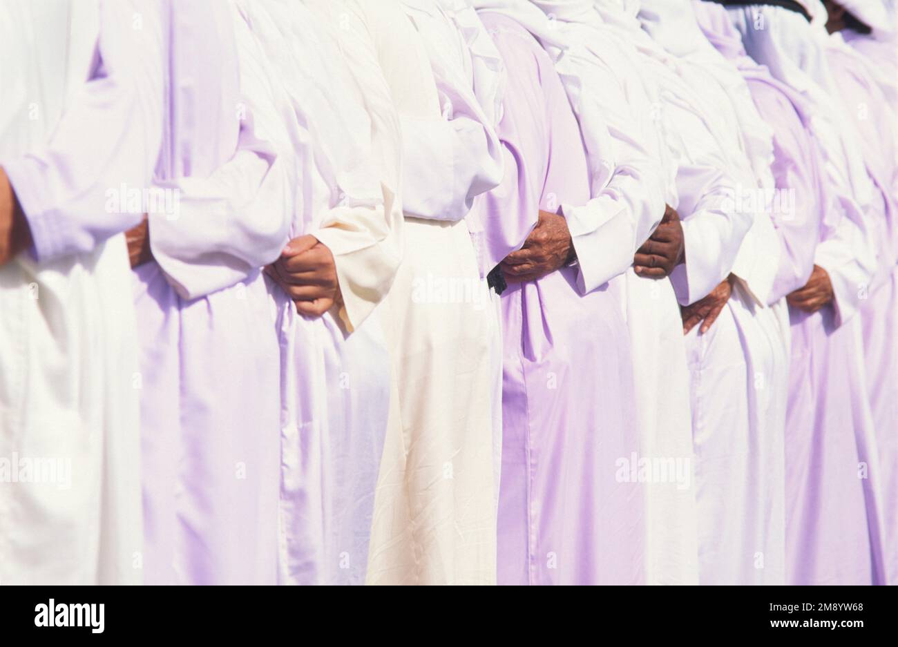 Bahrain, Männer in traditionellen Tänzen, wie man sie im gesamten Nahen ...