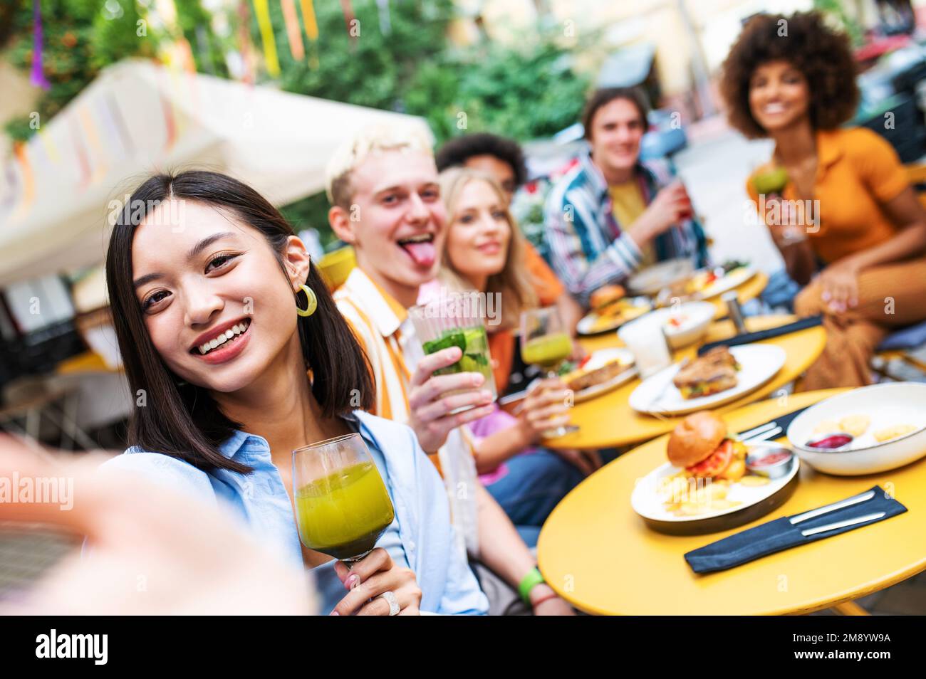 Multiethnische junge Menschen treffen sich zusammen und feiern in einem ...