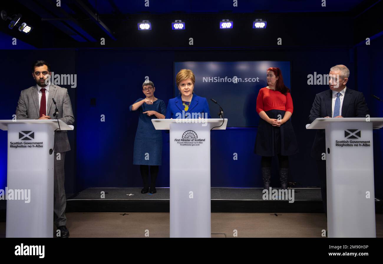 (Links-Rechts) Gesundheitsminister Humza Yousaf, Erster Minister Nicola ...