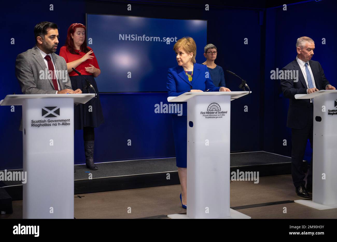 (Links-Rechts) Gesundheitsminister Humza Yousaf, Erster Minister Nicola ...