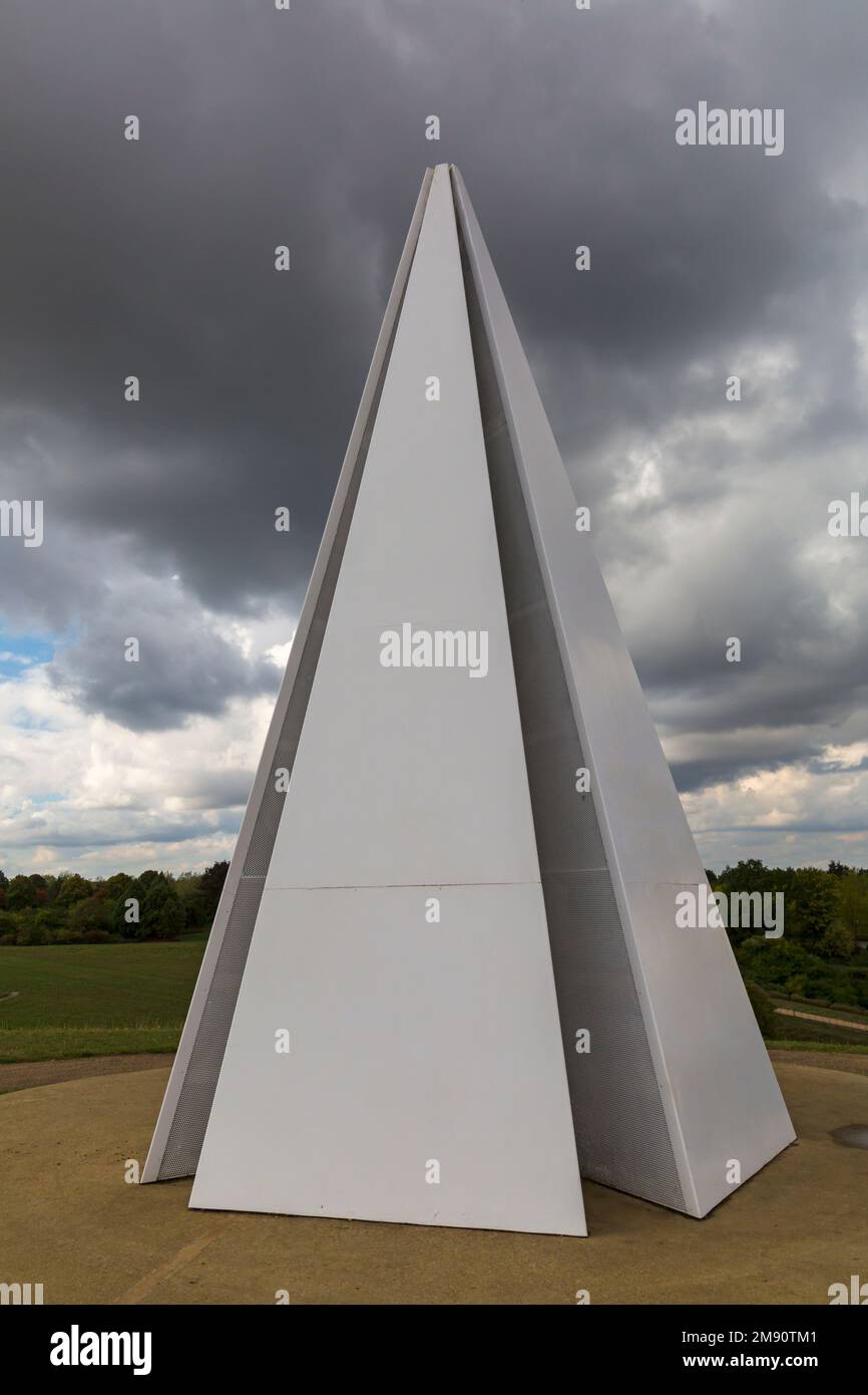 Lichtpyramide milton keynes -Fotos und -Bildmaterial in hoher Auflösung ...