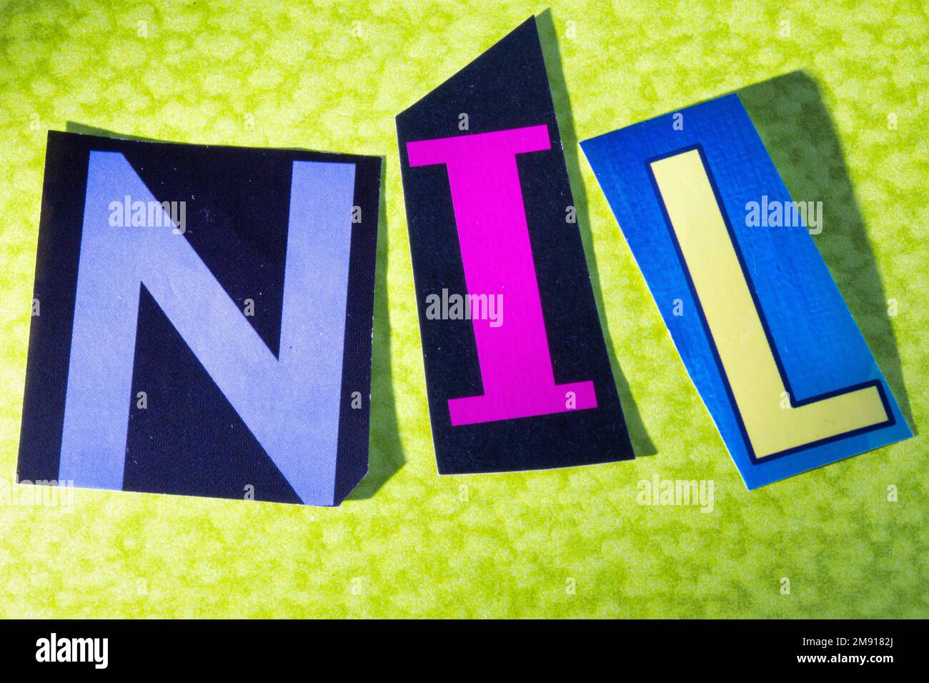 Das Akronym „NIL“ (Name, image, likeness) mit ausgeschnittenen ...