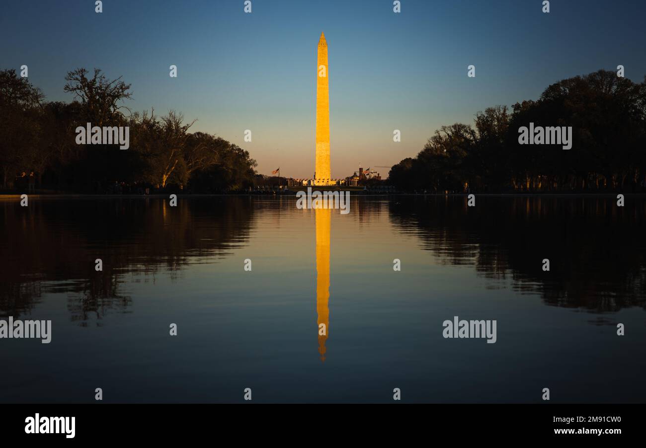 Reflexion des Washington Monument im Wasser. Obelisk in der National ...