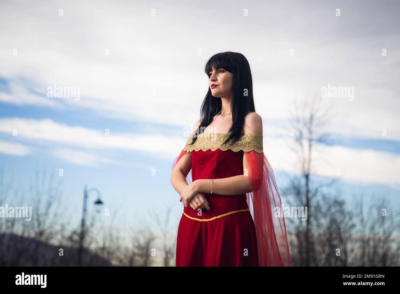 Trägt ein mittelalterliches kleid -Fotos und -Bildmaterial in hoher Auflösung – Alamy