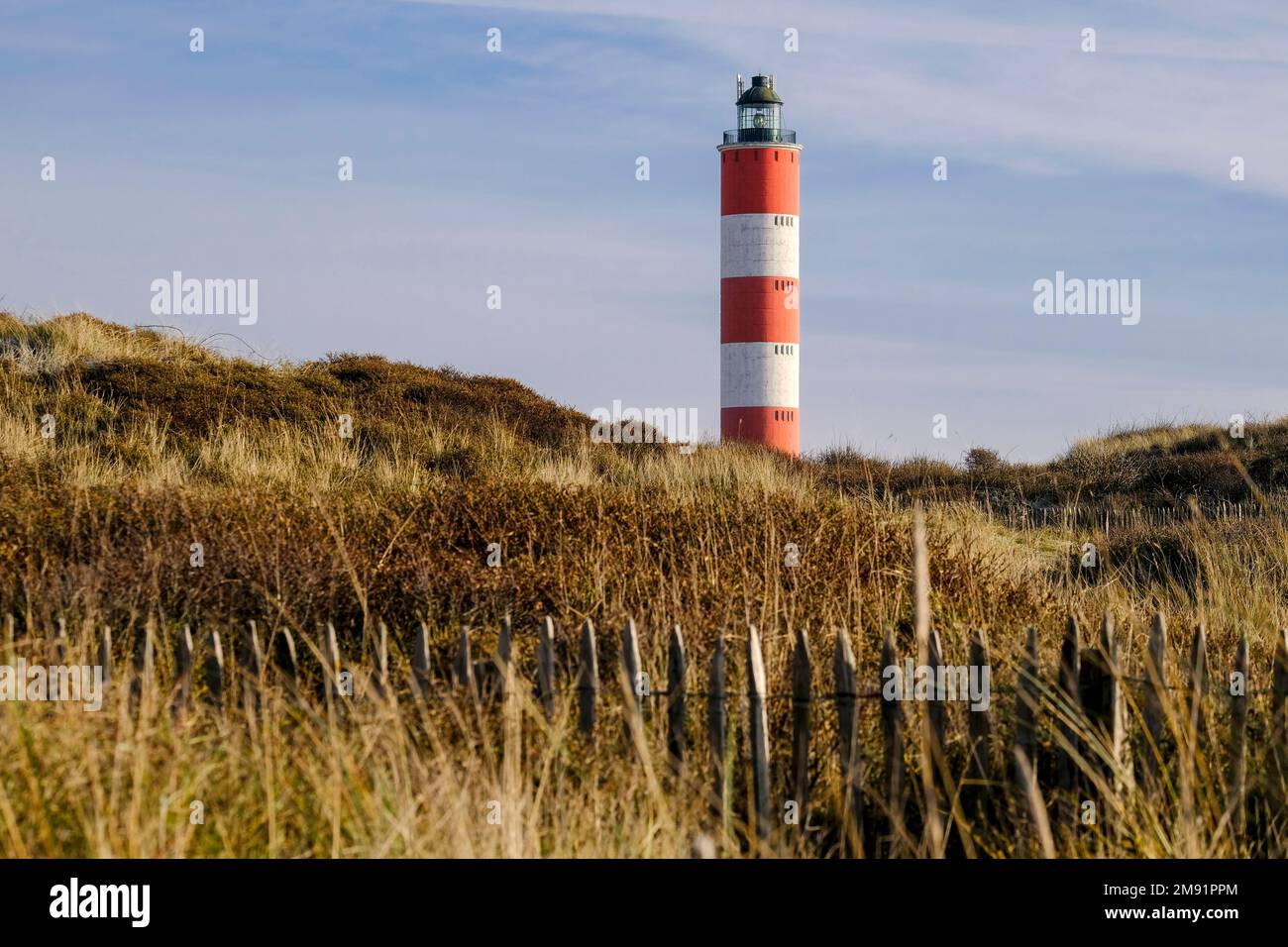FRA, Frankreich, Berck-sur-Mer, 13.12.2022: Leuchtturm und Duenen im ...